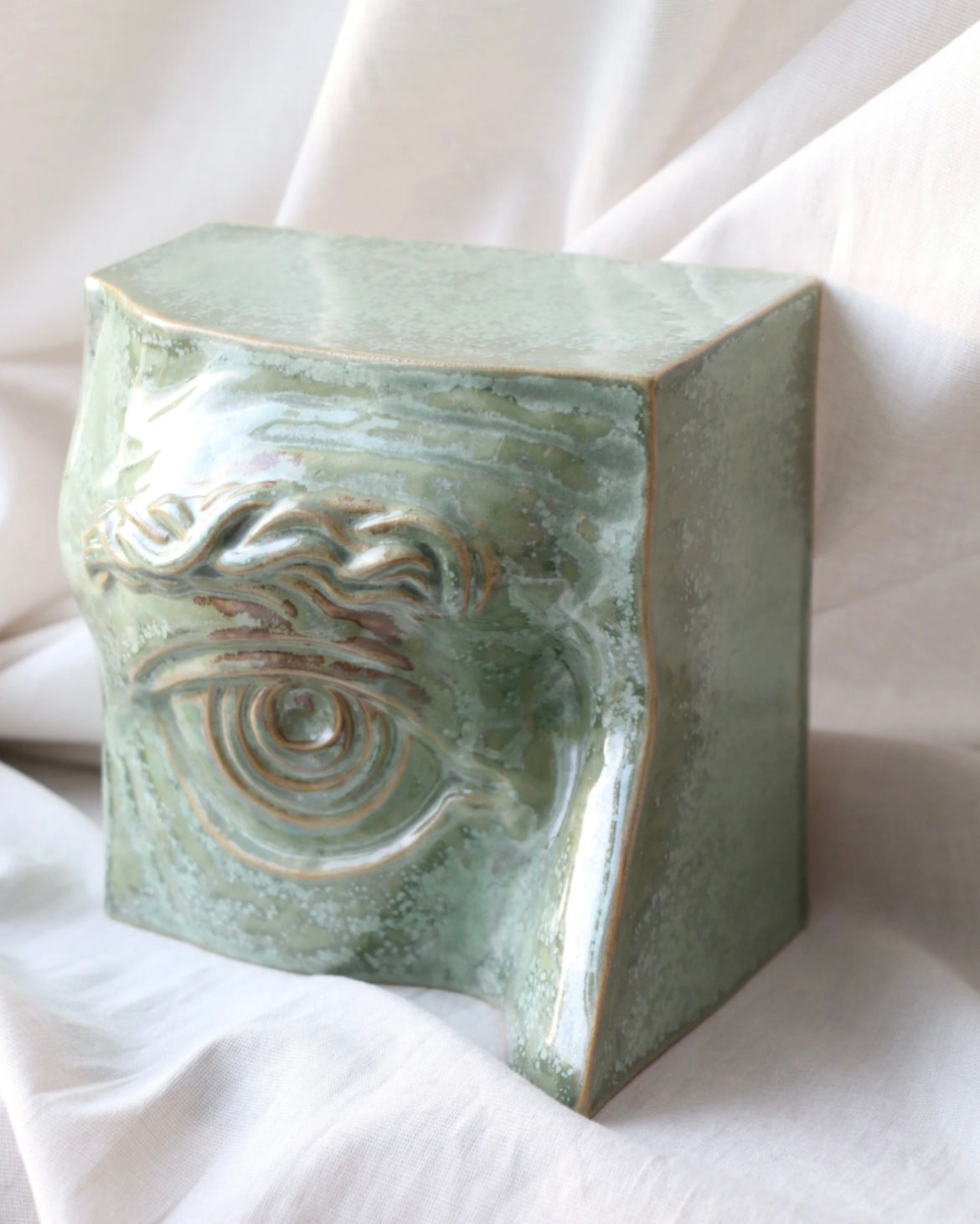 Bokstøtte Venstre Øye Grønn (Kopi) – Balthazar Interiør